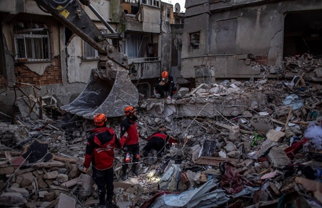 Nog twee mensen bevrijd uit puin in Turkije na bijna 300 uur | Marokko ...