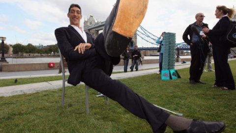 Kleinste en grootste man op aarde ontmoeten elkaar | Marokko Nieuws