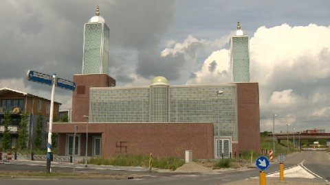 Hakenkruis op Marokkaanse moskee Almere | Marokko Nieuws