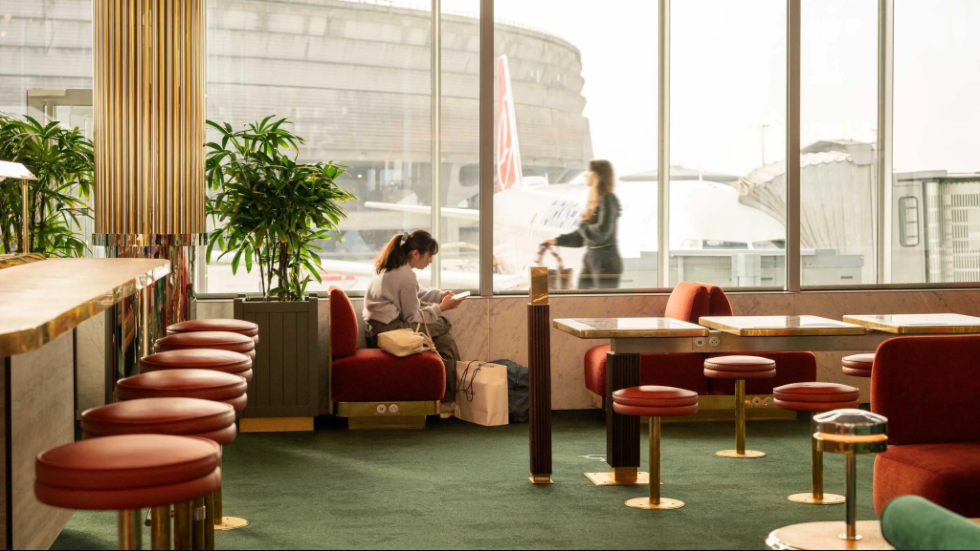 Victoria leeft maanden op luchthaven Roissy nadat liefdesbelofte in ...