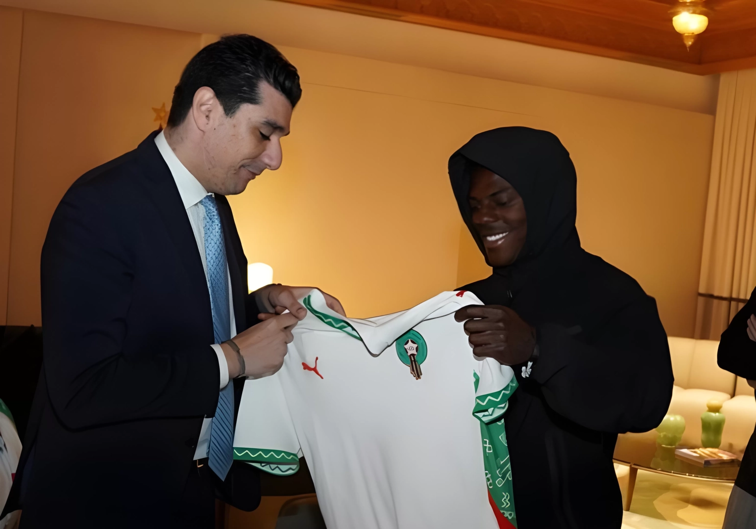 IShowSpeed met flessen bekogeld in Algerije, warm onthaald in Marokko ...