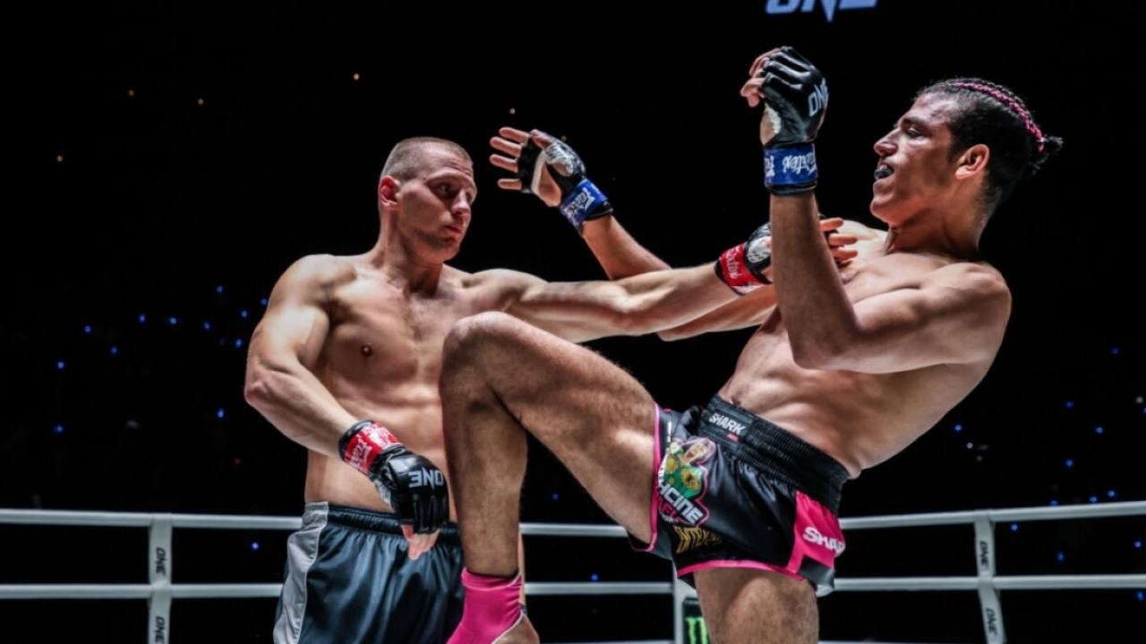 Mouhcine Chafi onderuit tegen Dmitry Menshikov in ONE-gevecht | Marokko ...