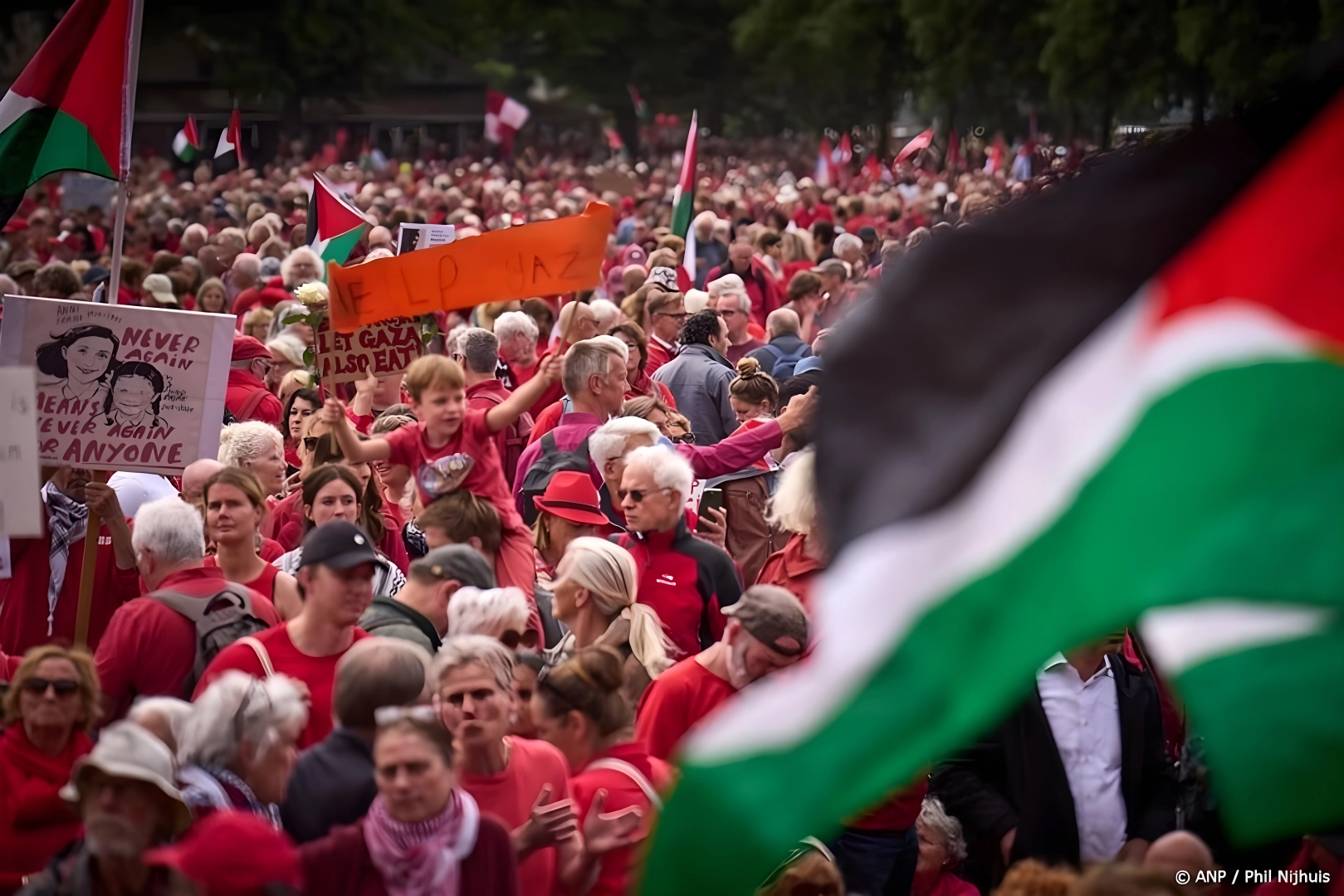 Meer dan 100.000 mensen trekken rode lijn in Den Haag: 'Nederland is medeplichtig aan ...