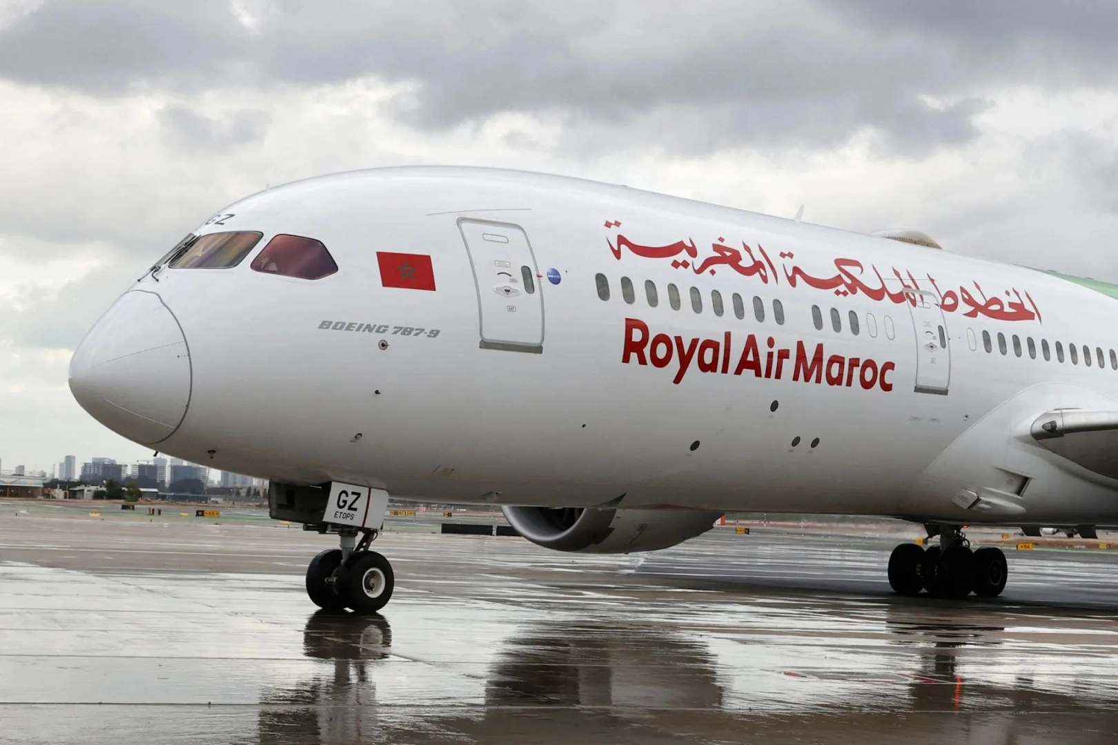 Passagiers uit Casablanca moeten wachten door landing vliegtuig van ...