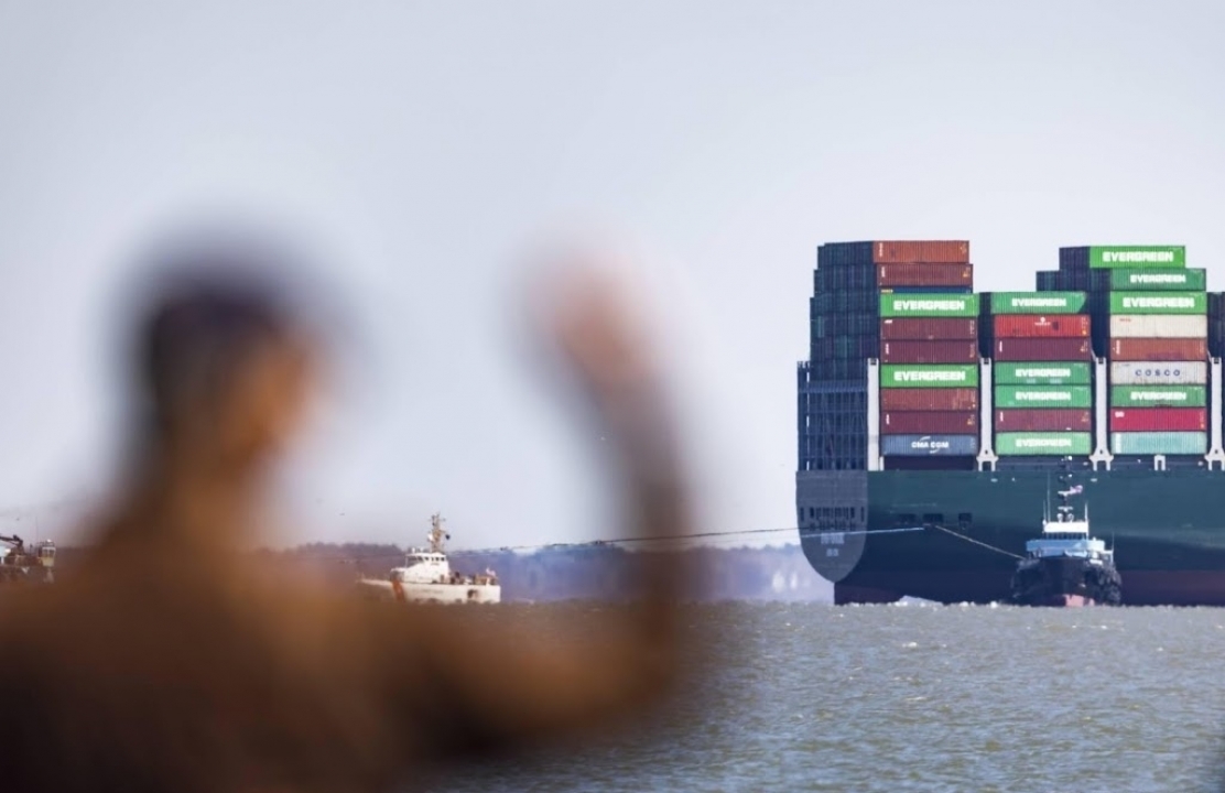 Vastgelopen vrachtschip weer vlotgetrokken in Suezkanaal | Marokko Nieuws