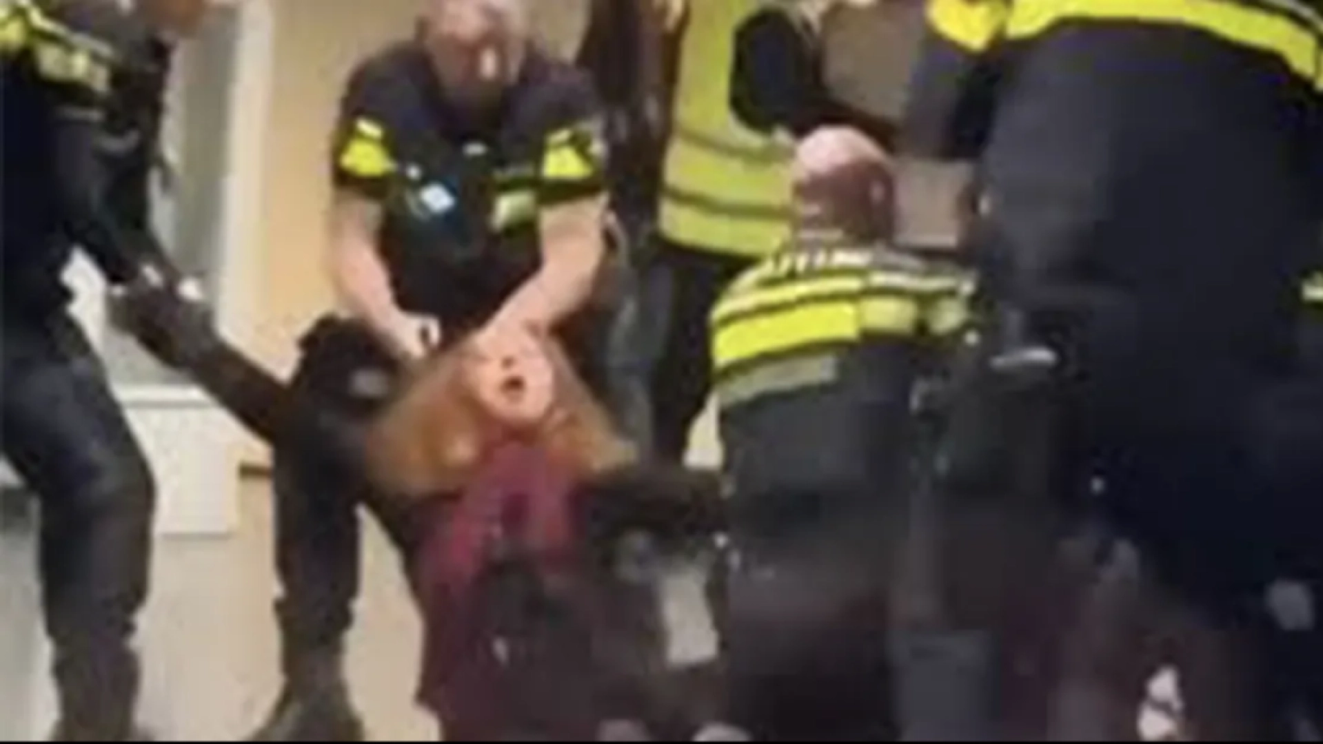Agent die hoogzwangere vrouw tegen de grond werkte zegt dat hij ...