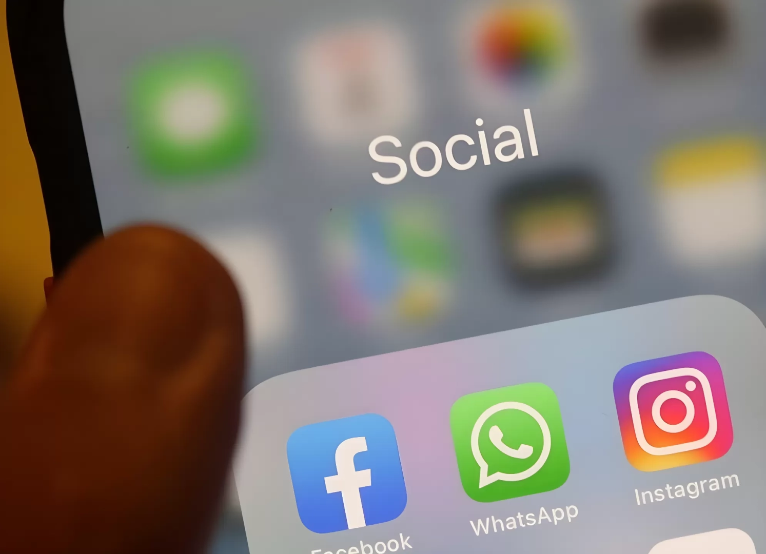 Iran: WhatsApp speelt data door aan Israël, roept bevolking op Meta ...