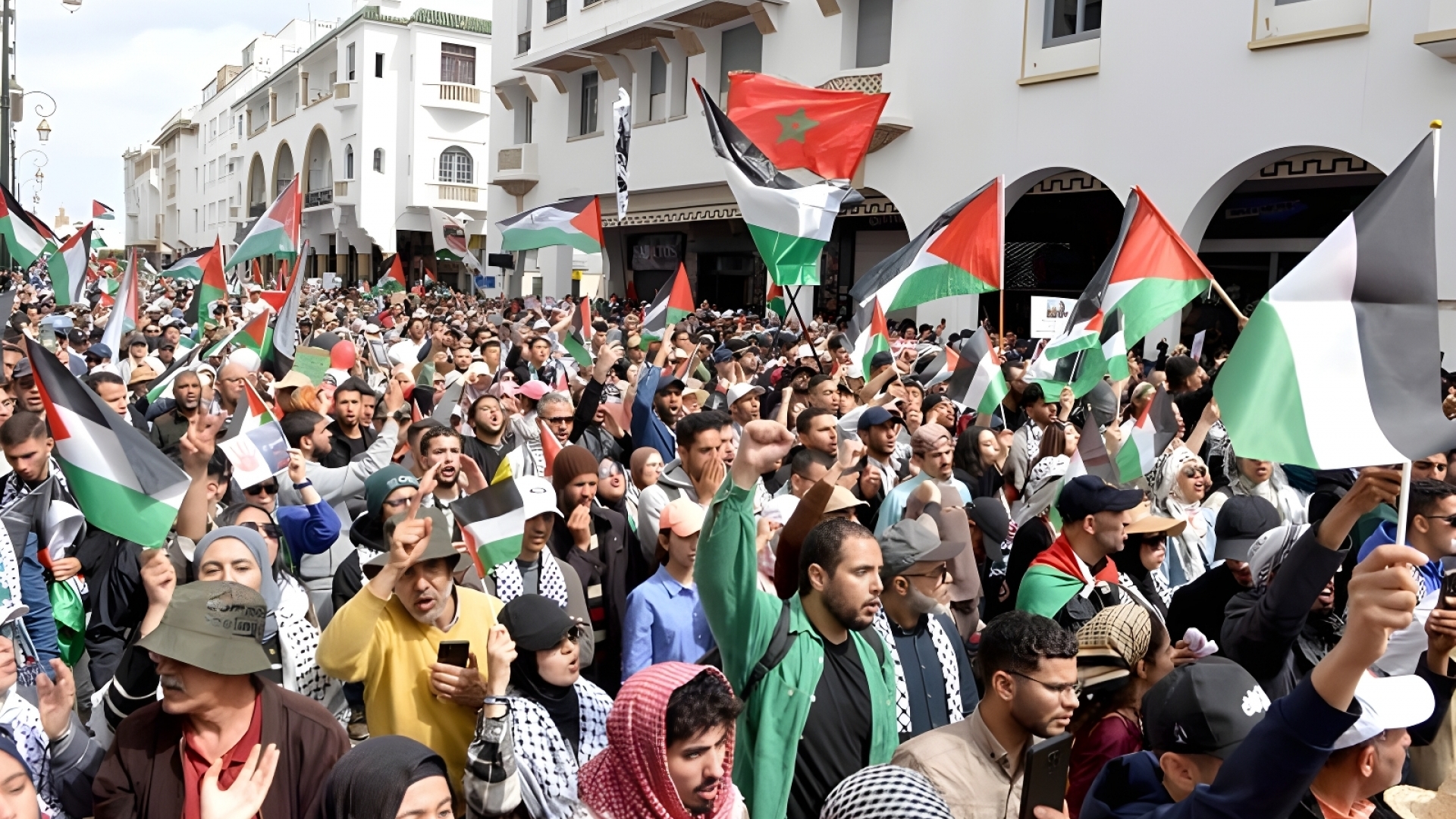 Rabat: opnieuw massaal protest voor Palestina ondanks hevige regen ...