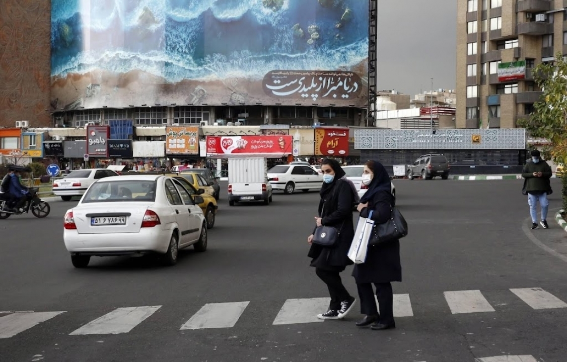 Politie Iran start weer met controle verplichte hoofddoek in auto ...