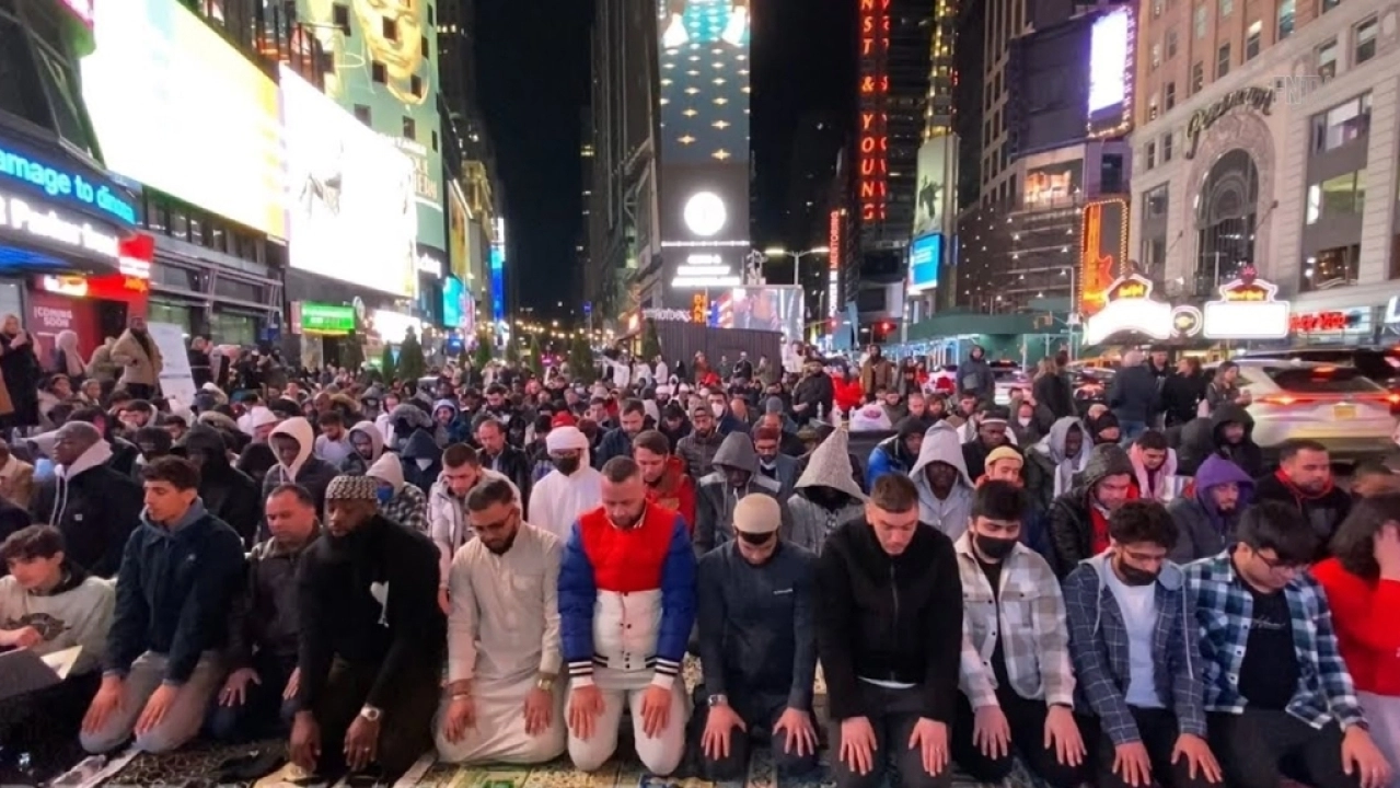 Moslims bidden Taraweeh op Times Square in New York City (video ...