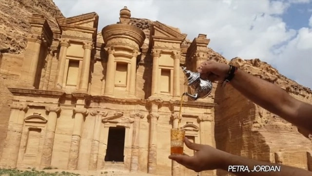 Na3na3 thee drinkend de wereld rond (video) | Yasmina